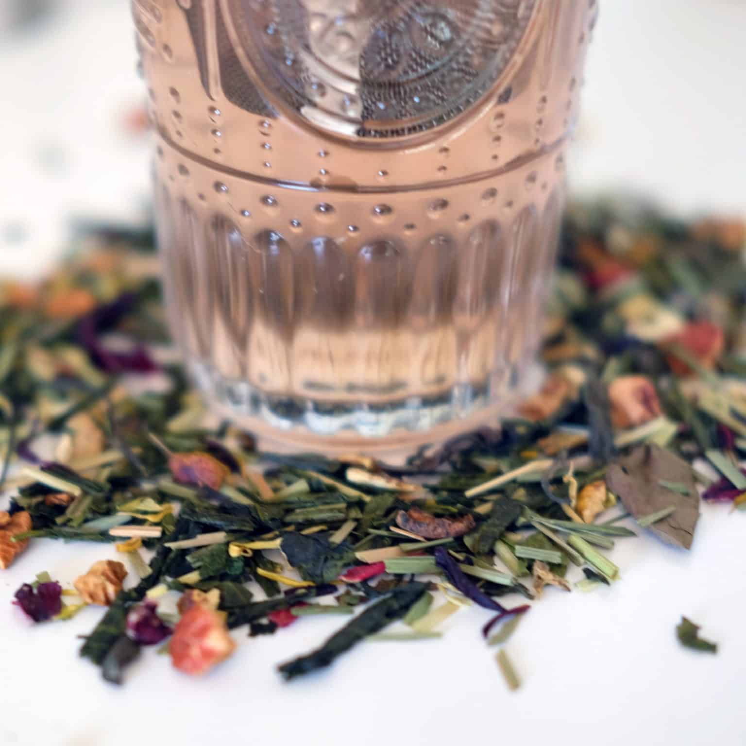 Un mélange de thé vert et de thé blanc Green Medley AMBAR - Thee.be